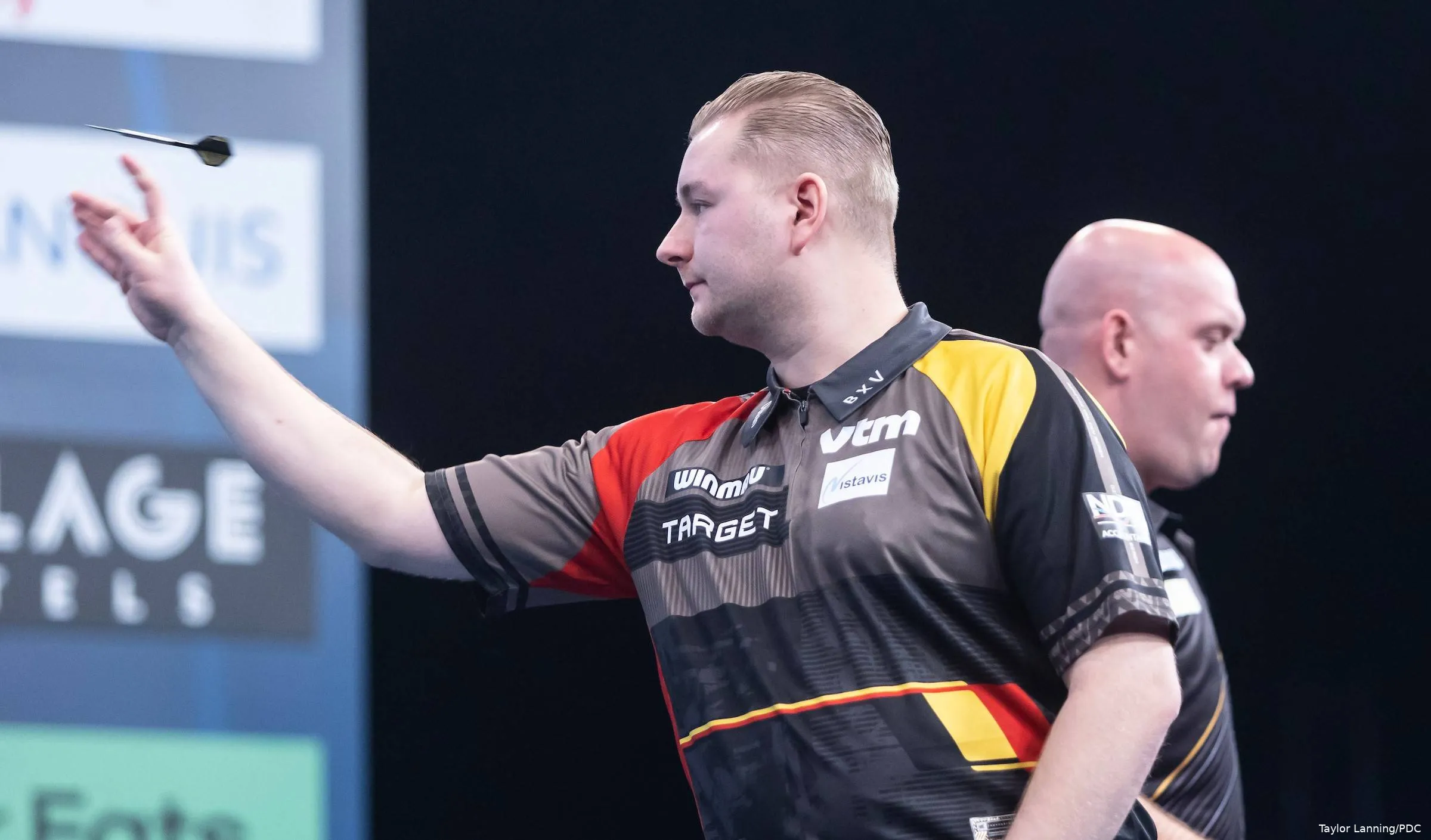 Dimitri van den Bergh wint voor het eerst in bijna zeven jaar van Michael van Gerwen op Winmau ...